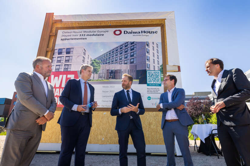 Hugo de Jonge visits Daiwa House Modular Europe housing project